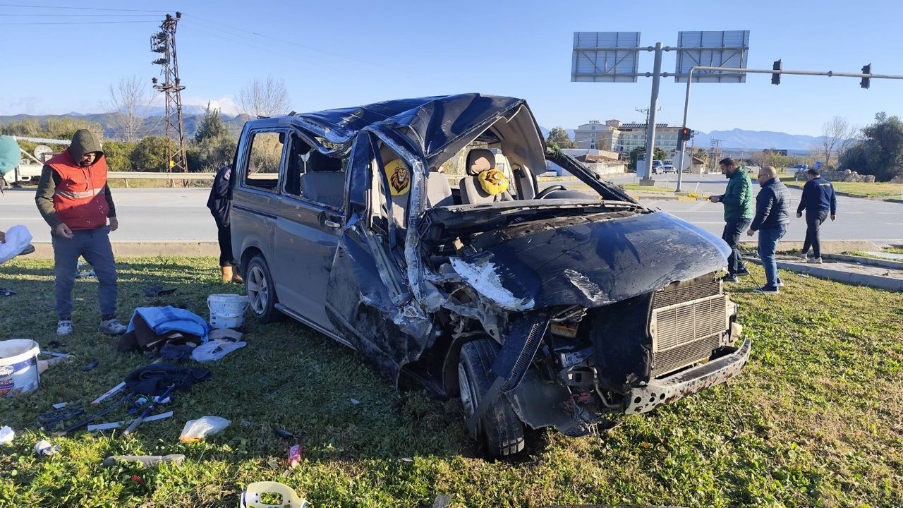 Manavgat-Antalya yolunda can pazarı: Minibüs devrildi - Alanya Haber ...