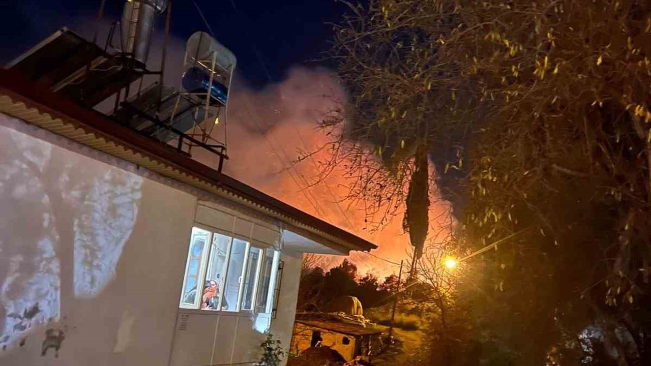 Manavgat D-400’de Korkutan Yangın Gökyüzü Alevlerle Aydınlandı - Alanya ...